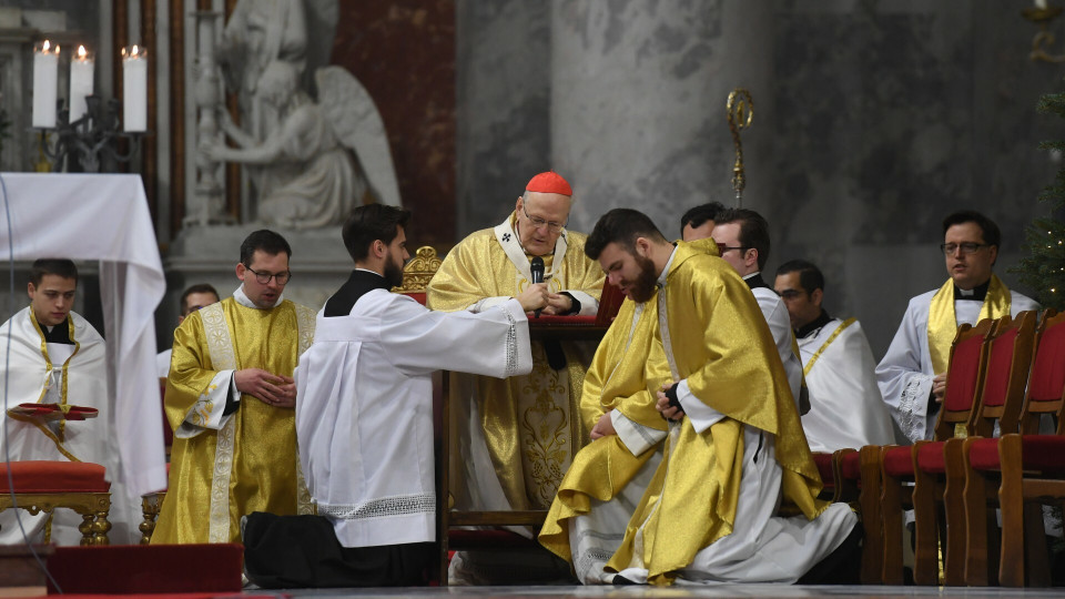 Hiába a pápa jóváhagyása, a magyar papok nem fogják megáldani az azonos ...